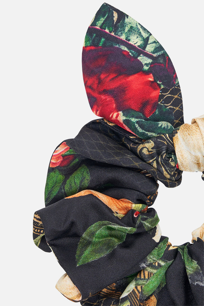 SCRUNCHIE MAGIC IN THE MANUSCRIPTS – CAMILLA