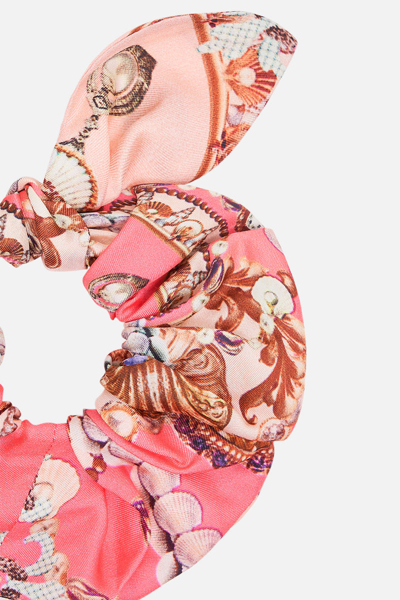 SCRUNCHIE SHELL GAMES – CAMILLA