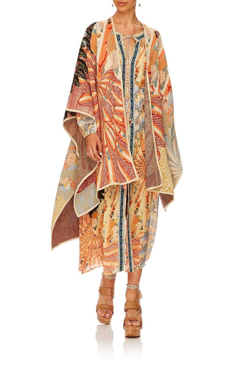 THROW OVER PONCHO FOR THE FANS – CAMILLA